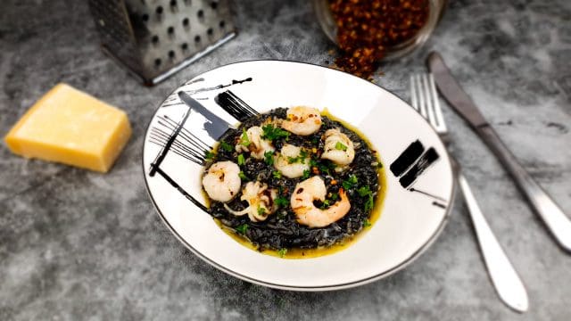 Risotto nero: Zwarte risotto met inktvis en garnalen - EvieKookt