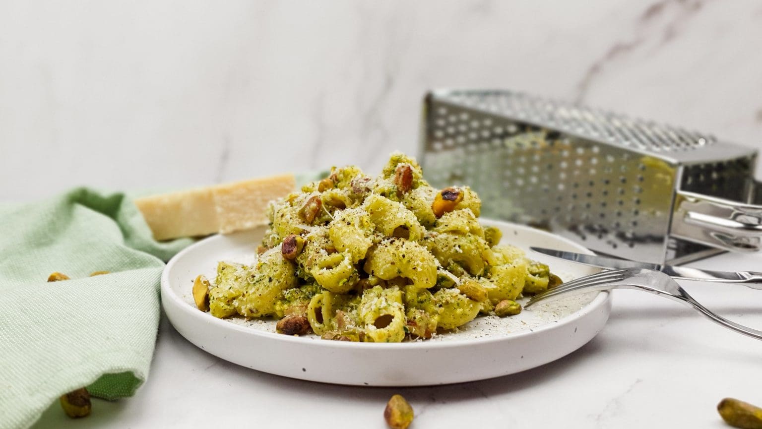 Pasta met pistache pesto en spekjes - EvieKookt