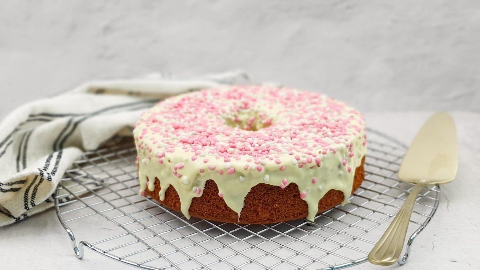 Aardbeien sponscake met roze muisjes - EvieKookt