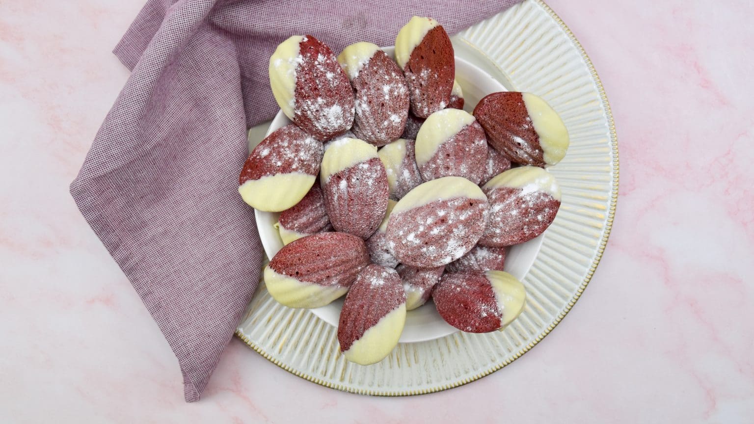 Red velvet madeleines met witte chocolade - EvieKookt
