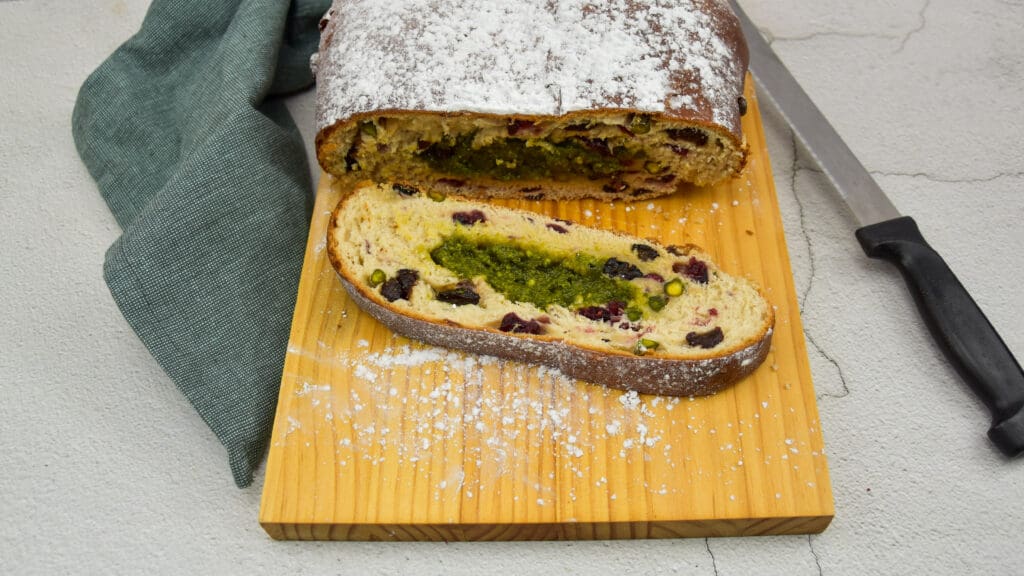 Paasbrood met pistache spijs - EvieKookt