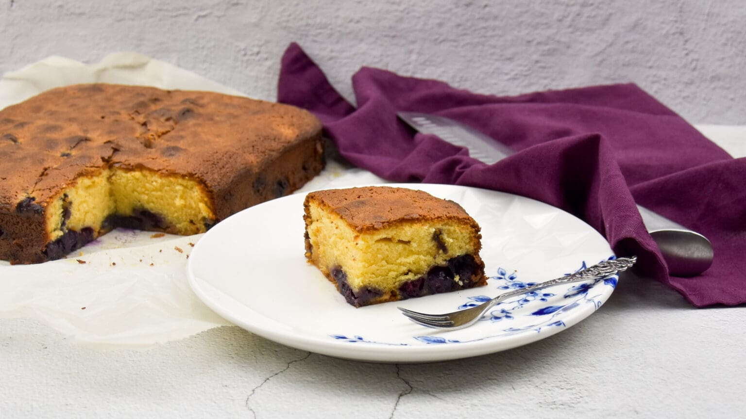 Blauwe bessen plaatcake met witte chocolade - EvieKookt