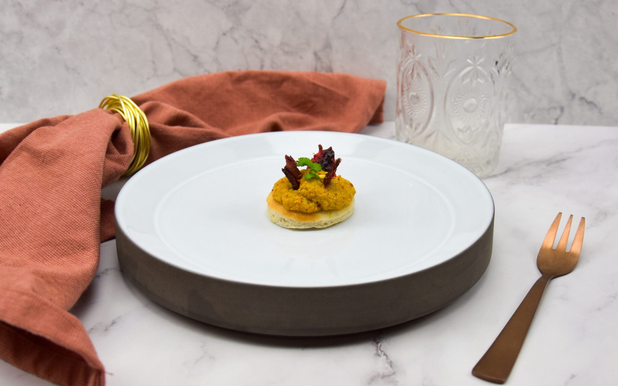 Amuse met tikka masala mousse en kippenvel - EvieKookt