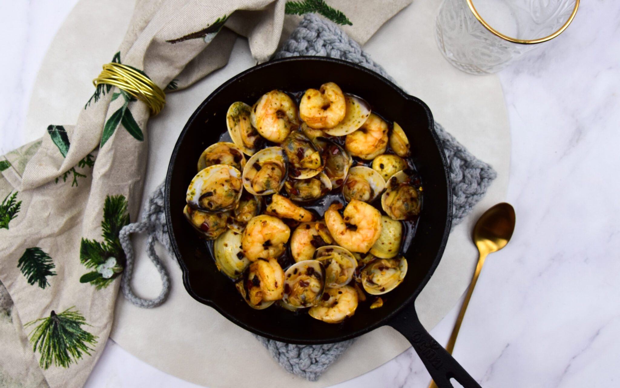 Gamba's al ajillo met crispy chili oil en schelpjes - EvieKookt